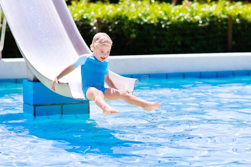 Kind Auf Wasserrutschen am Aquapark. Stockfoto - Bild von wasser, aktiv ...