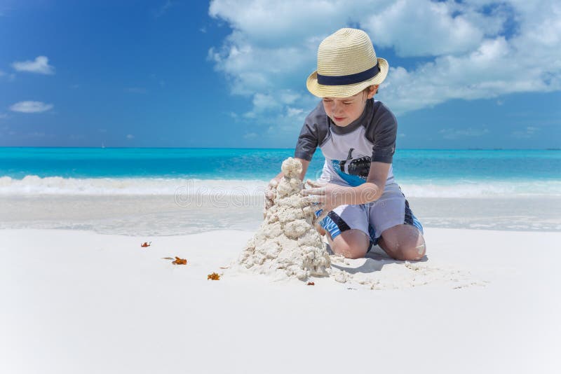 Kleines Kind, Das Sandburg am Strand Macht Stockbild - Bild von strand ...
