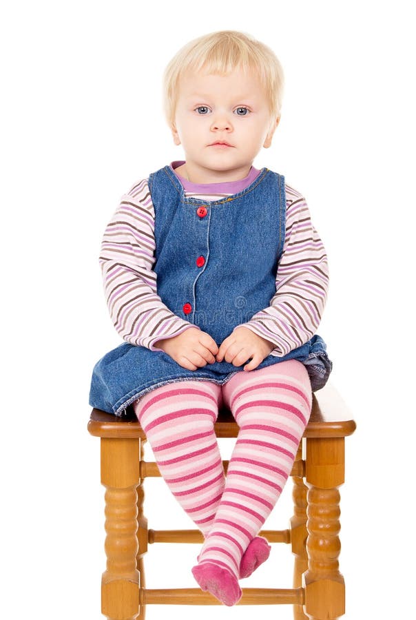 Kleines Kind sitzt stockfoto. Bild von freude, kindheit - 30010138