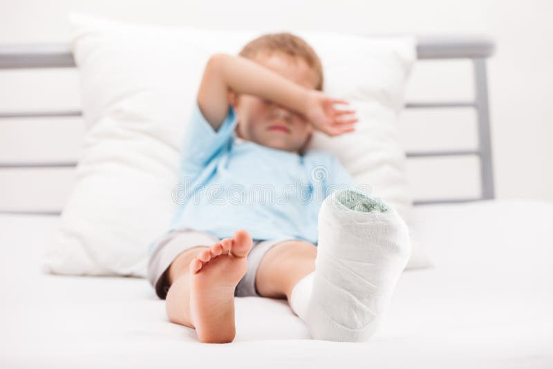 Kleines Kinderjunge Mit Gipsverband Auf Beinferse Stockbild - Bild von ...