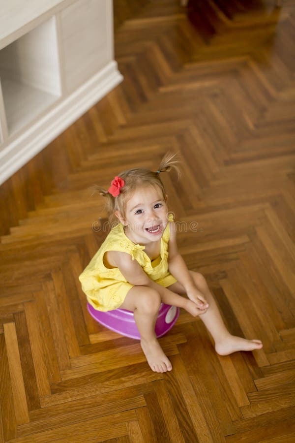 Kleines Mädchen auf potty stockfoto. Bild von porträt - 99770010
