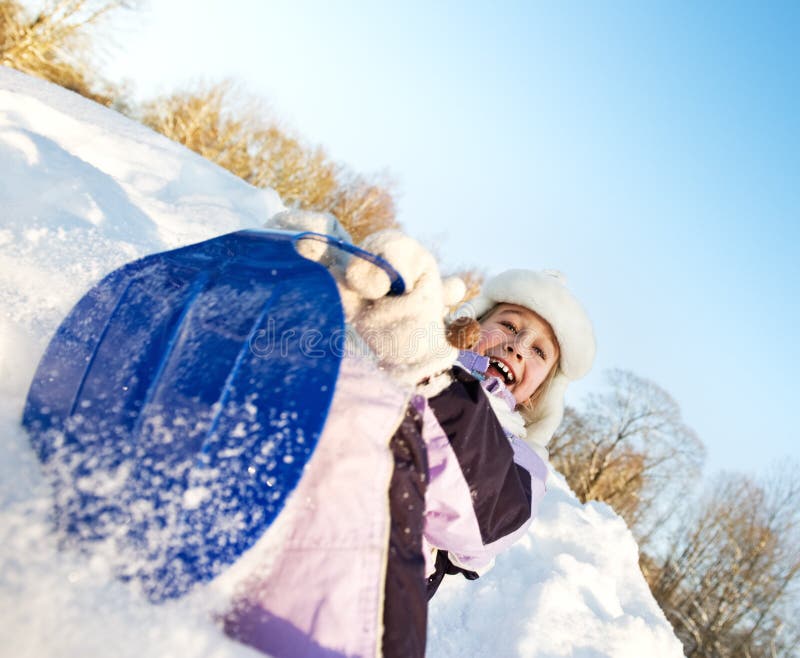 Kleines Mädchen, Das in Den Schnee Schiebt Stockbild - Bild von ...