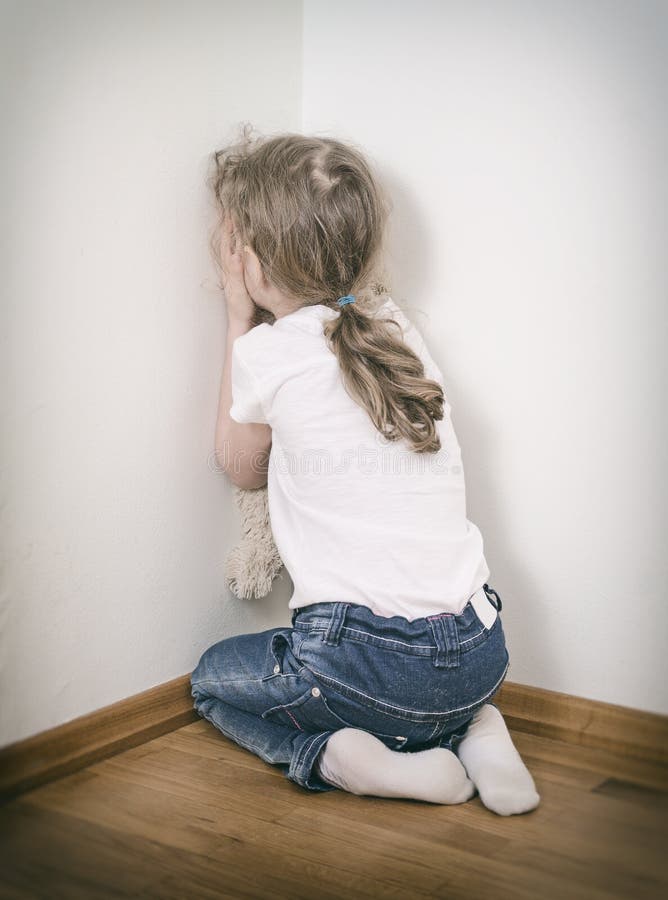 Freches Kind Steht In Der Ecke Stockfoto - Bild von unschuld, falsch ...