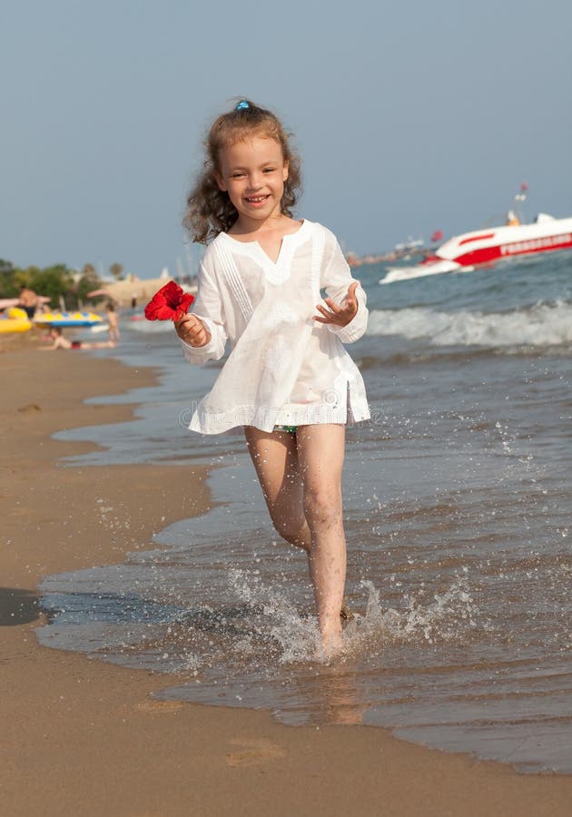 Kind Auf Dem Strand, Der Mit Sand Spielt. Stockbild - Bild von ...