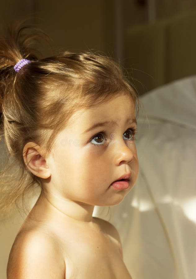 Kleines Mädchen hat Angst stockbild. Bild von phantasie - 51231873