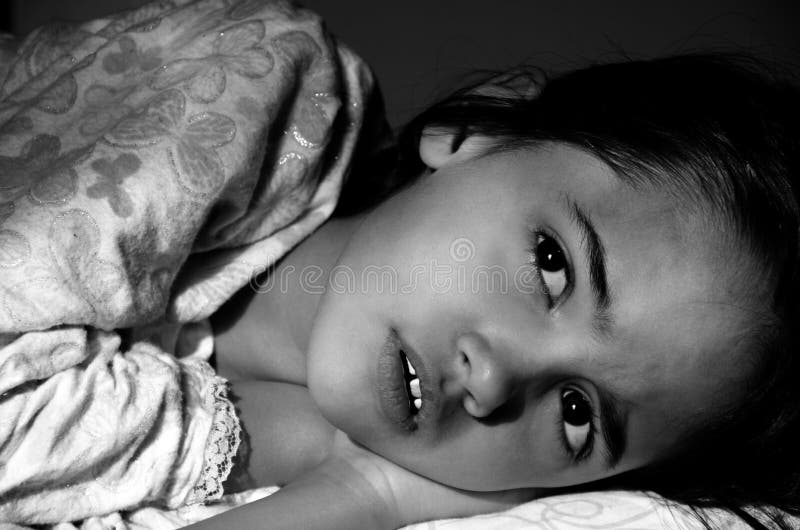 Kleines Mädchen Hat Vor Albträumen Angst Stockfoto - Bild von ängstlich ...