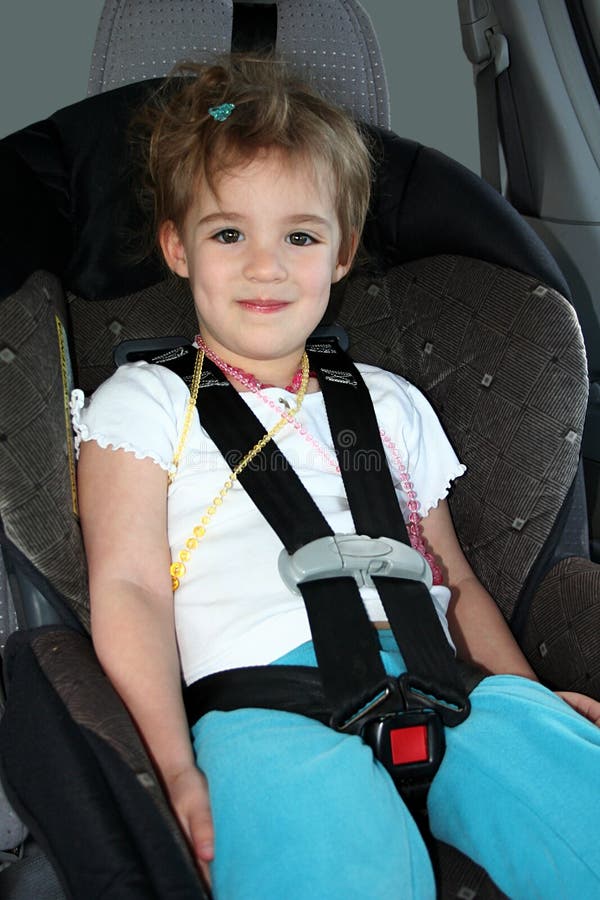 Kleines Mädchen, Das Im Auto-Sitz Schläft Stockfoto - Bild von porträt ...