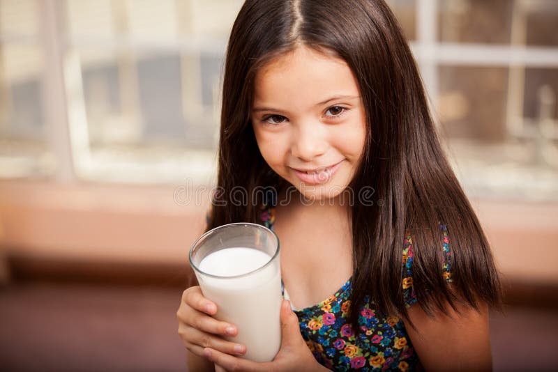 Kleines Mädchen Mit Einem Glas Milch Stockfoto - Bild von lebensstil ...