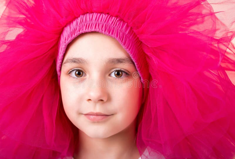 Kleines Mädchen Mit Einem Lustigen Hut Stockfoto - Bild von kinder ...