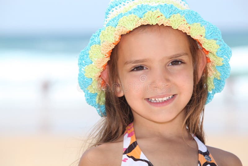 Kleines Mädchen mit Hut stockbild. Bild von schwül, glücklich - 70544893