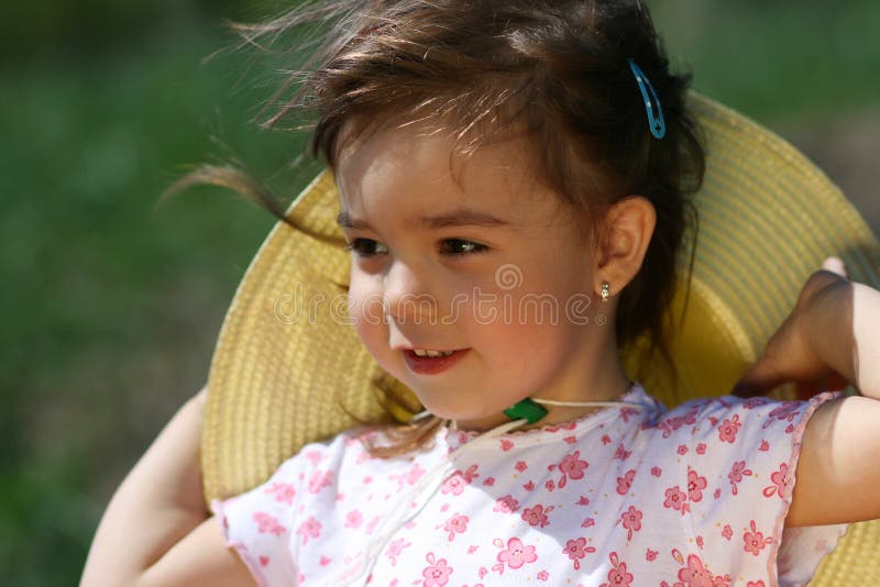 Kleines Mädchen Mit Hut Und Dem Haar Im Wind Stockbild - Bild von ...