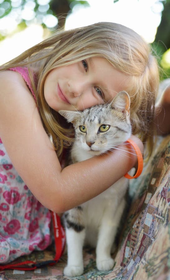 Mädchen mit einer Katze stockfoto. Bild von betrieb, fell - 40951944
