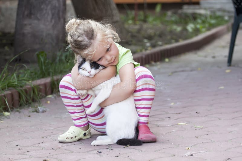 Kleines Mädchen mit Katze stockbild. Bild von freunde - 55697943