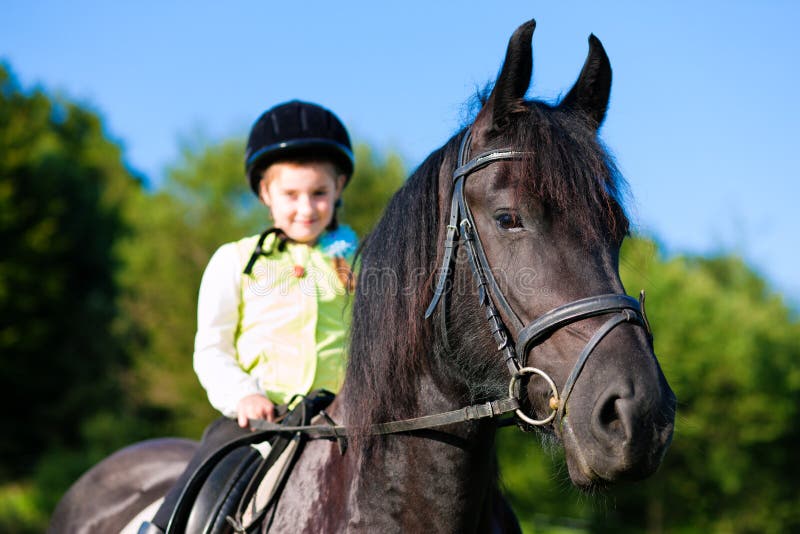 Kleines Mädchen mit Pferd stockbild. Bild von sicherheit - 21346155