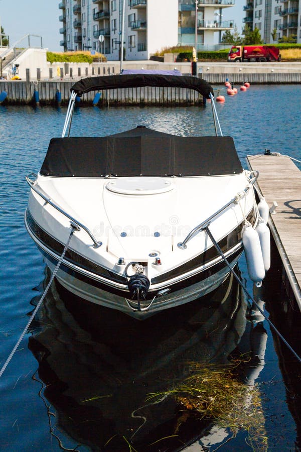 Kleines Motorboot Im Jachthafen Stockfoto - Bild von segeln, seebrücke ...