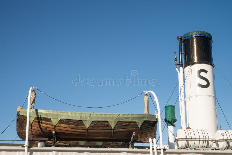 Kleines Rettungsboot Auf Einem Schiff Stockbild - Bild von weinlese ...