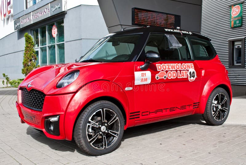 Kleines rotes Auto redaktionelles bild. Bild von draußen - 59711675