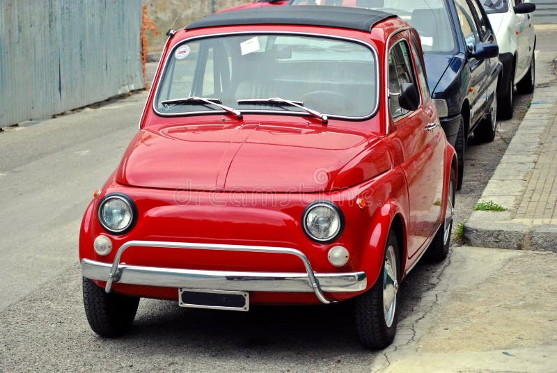 Kleines rotes Auto stockbild. Bild von antike, etat, umgearbeitet - 9104371