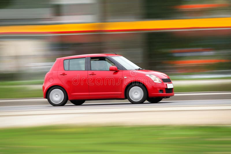 Kleines Rotes Kompaktes Auto Stockfoto - Bild von schwenken ...