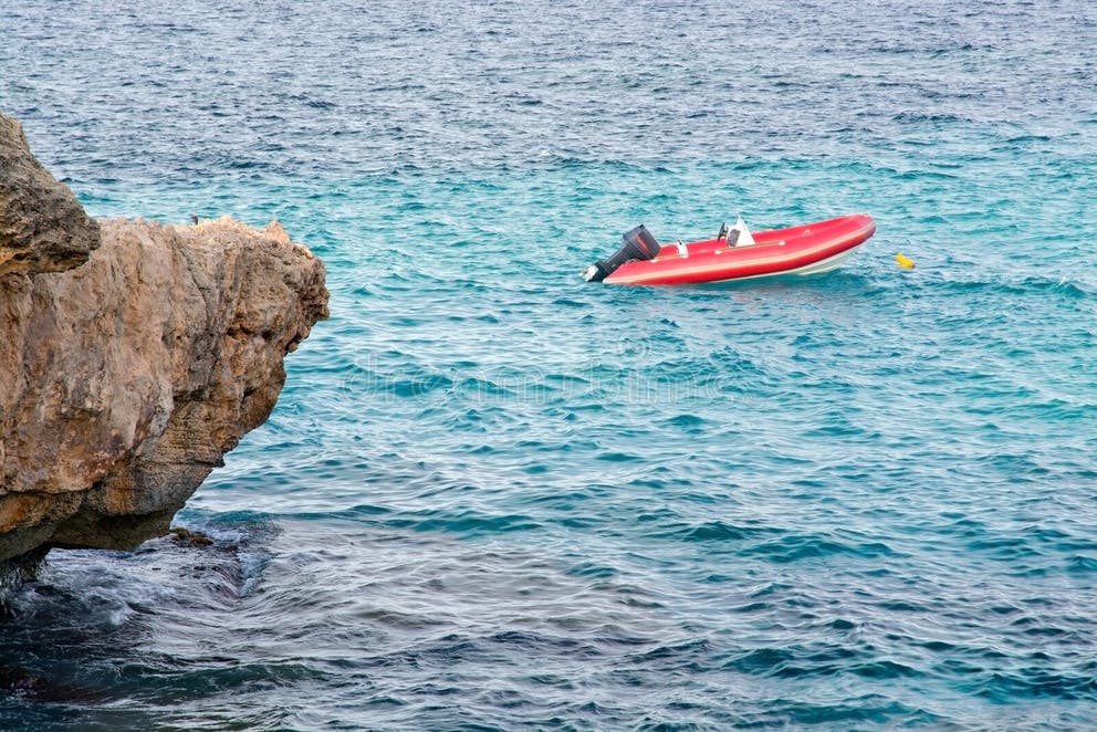 Kleines Rotes Rettungsboot Festgemacht Stockfoto - Bild von felsen ...