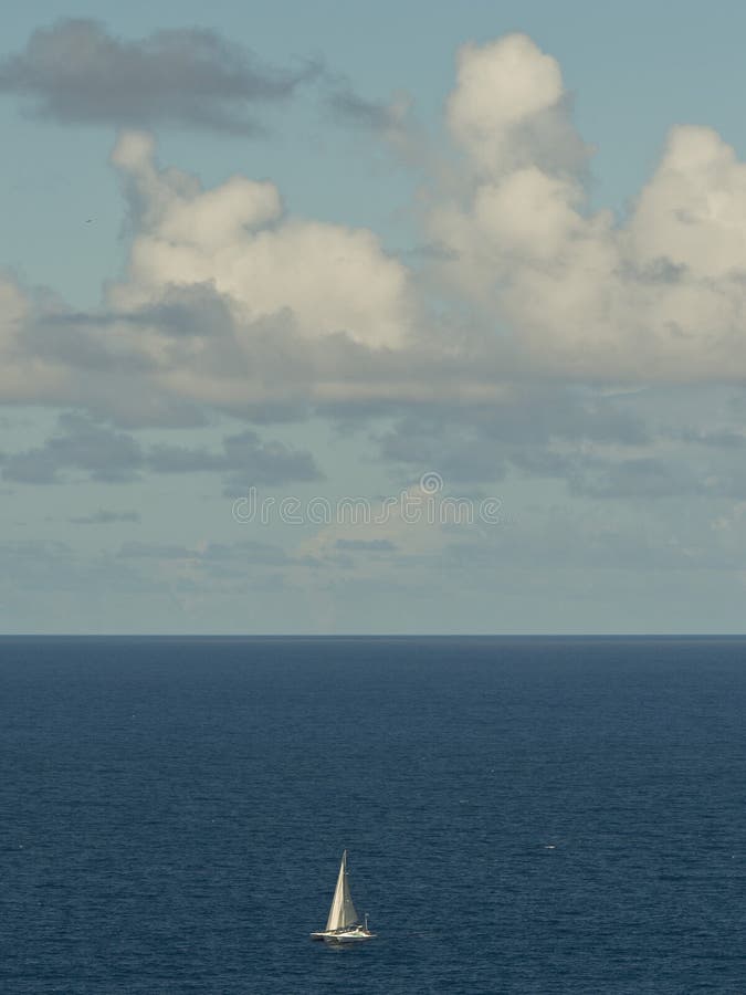 Kleines Segelboot Auf Der Hohen See Stockfoto - Bild von pazifisch ...