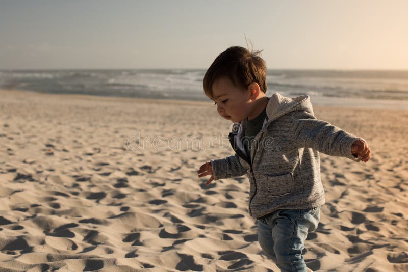 Kleinkind auf dem Strand stockbild. Bild von strand, kleinkind - 5898149