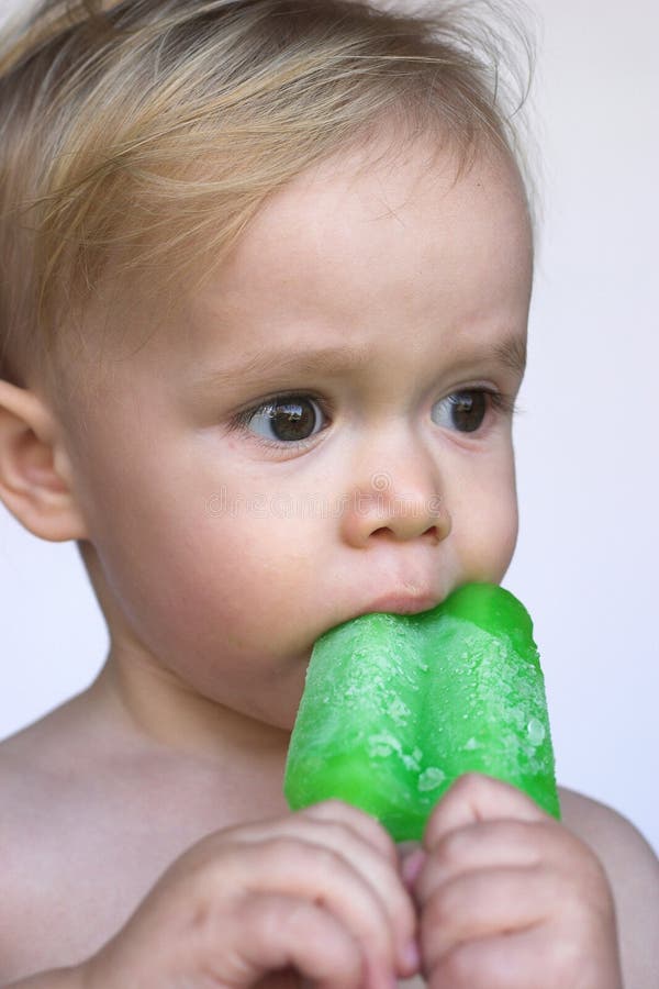 Kleinkind, Das Popsicle Isst Stockfoto - Bild von fruchtig, gesund: 3757726