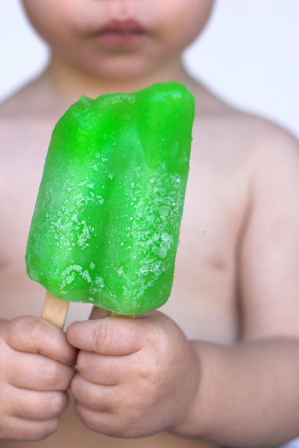 Kleinkind, Das Popsicle Isst Stockfoto - Bild von fruchtig, gesund: 3757726