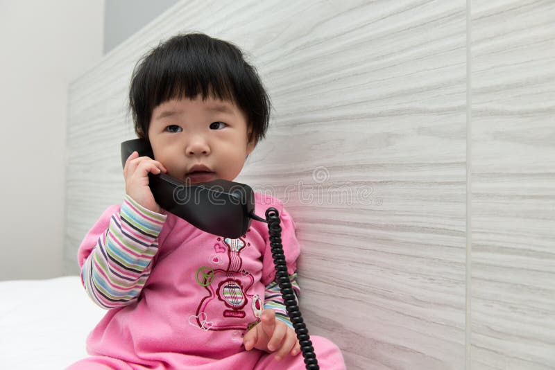 Kleinkind am Telefon stockbild. Bild von empfänger, telefon - 49837955