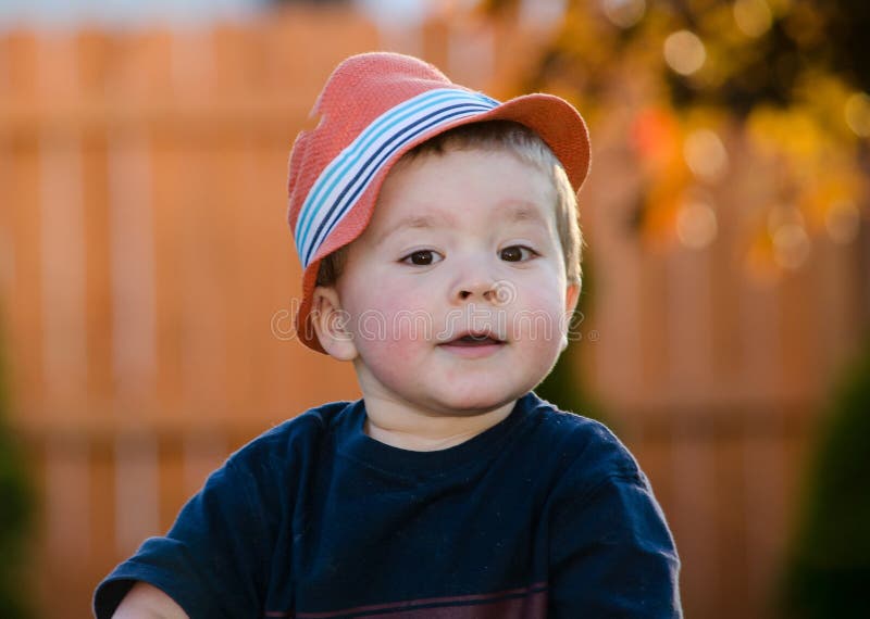 Jungen-fragender Blick stockfoto. Bild von verschwitzt - 88451242