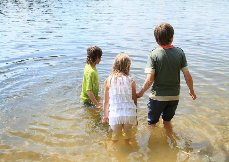Kleinkinder im Wasser stockbild. Bild von junge, glücklich - 42628715