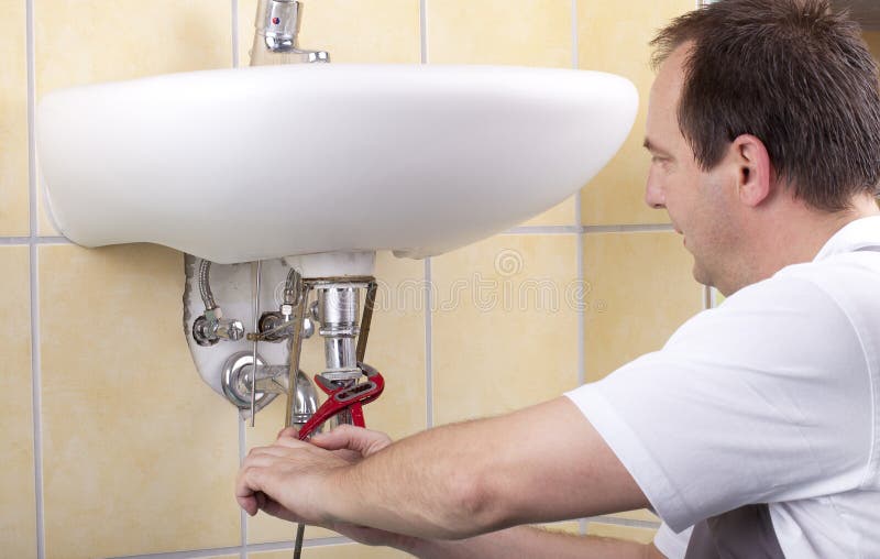Klempner bei der Arbeit stockfoto. Bild von erbauer, eingesteckt - 20439522