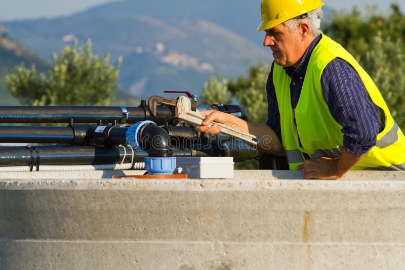 Klempner bei der Arbeit stockbild. Bild von entwässerung - 92023641