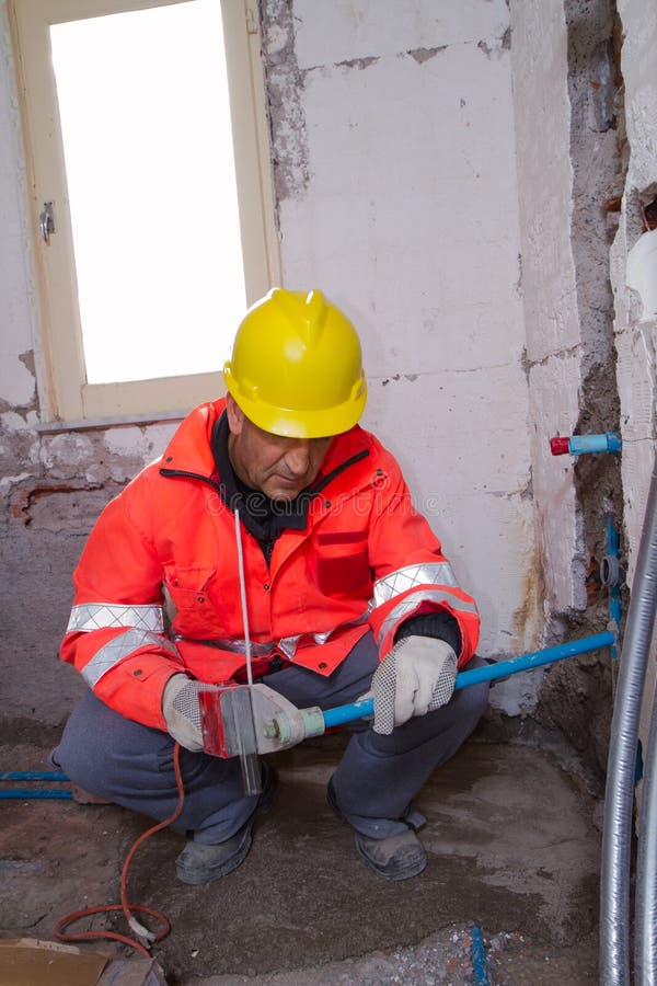 Klempner Bei Der Arbeit in Einem Standort Stockbild - Bild von mann ...