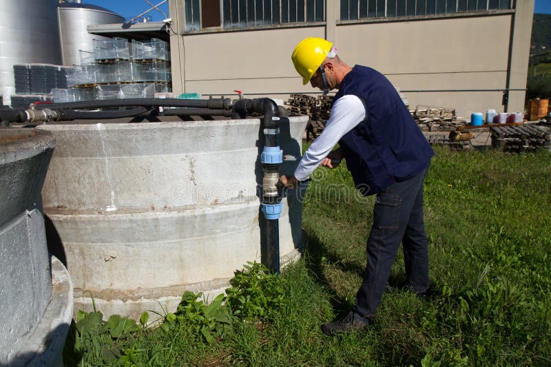 Klempner Bei Der Arbeit in Einem Standort Stockfoto - Bild von ...
