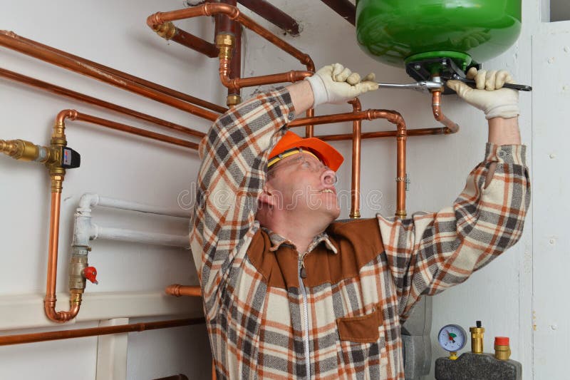 Klempnerarbeit Mit Instrumenten, Werkzeugen Und Gang Auf Wei?em ...