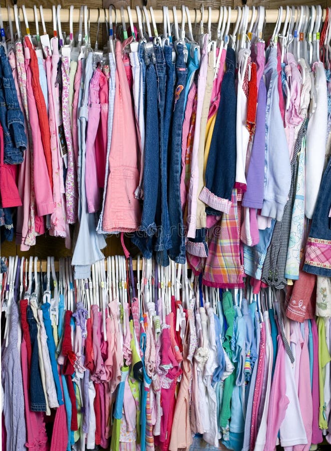 Grote Die Stapel Van Kleren Met Een T-shirt Ter Plaatse Worden Geworpen ...