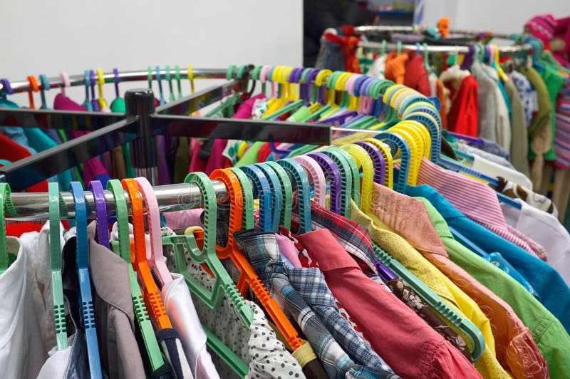 Kleren op rekken in opslag stock afbeelding. Afbeelding bestaande uit ...