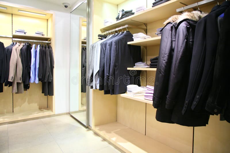 Kleren op rekken in winkel stock foto. Image of winkel - 7890798