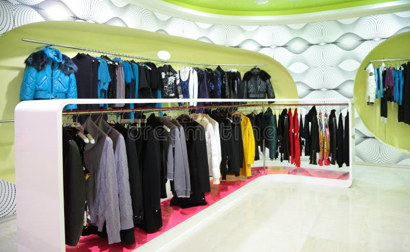 Kleren in winkel stock foto. Image of kostuum, handel - 8776298