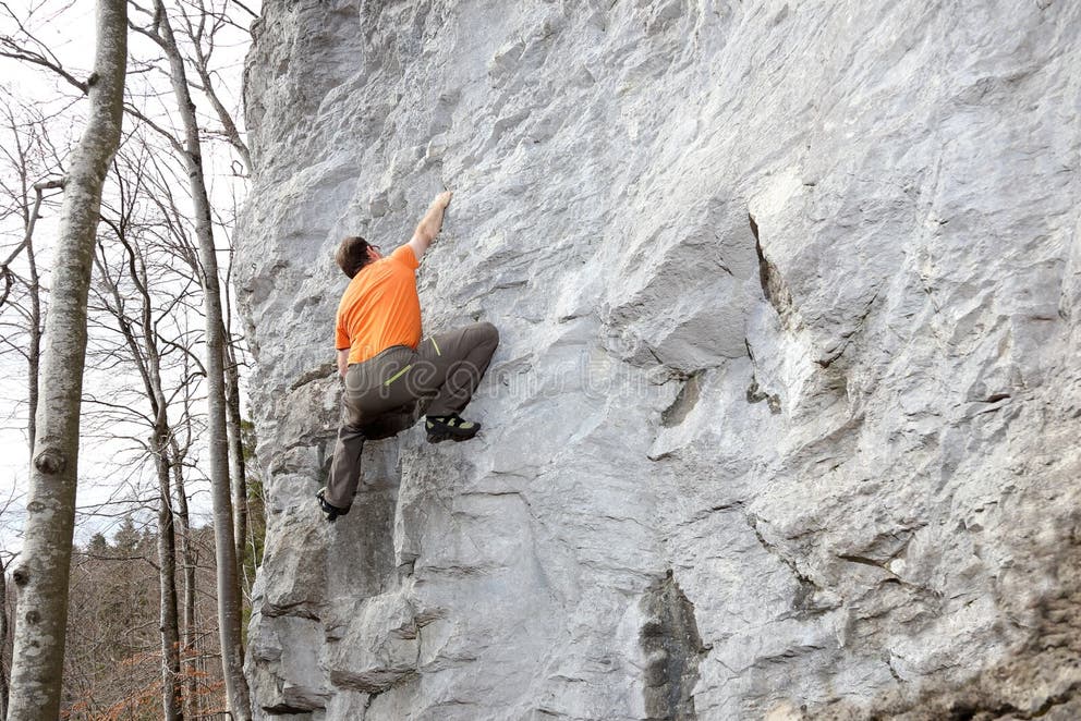 Klettern in der Natur stockbild. Bild von athletisch - 84041293