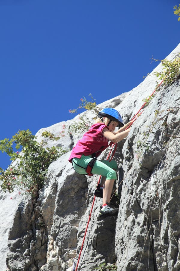Klettern in der Natur stockbild. Bild von athletisch - 84041293