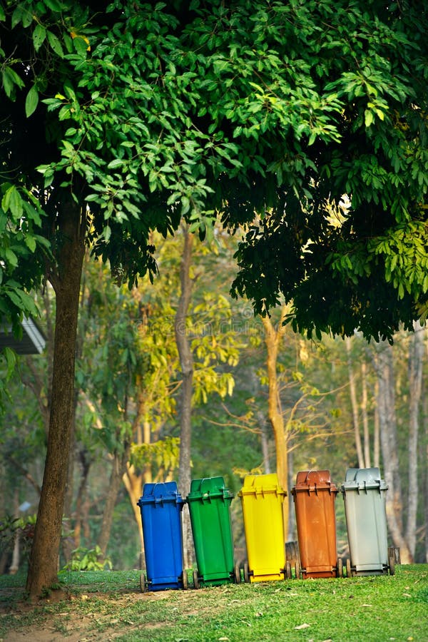 5 Kleuren Recycleren Bakken Stock Foto - Image of park, vuilnis: 24351890