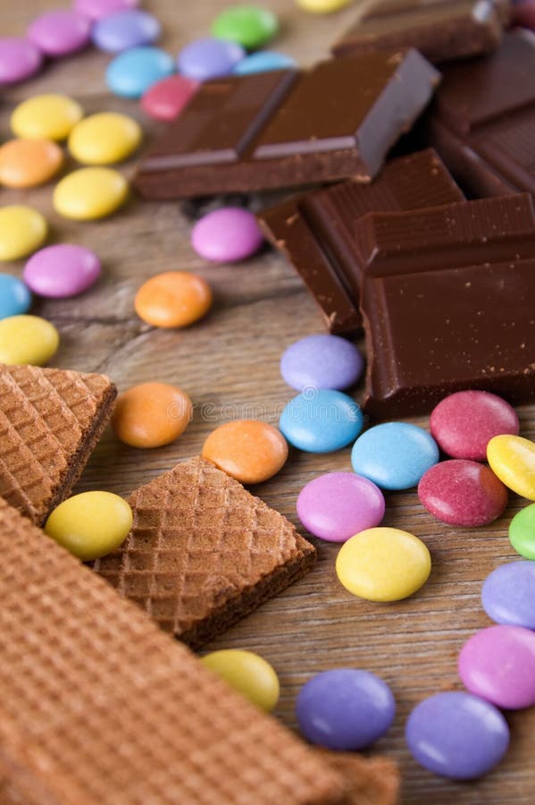 Kleurensnoepjes Tussen Koekjes En Chocolade Stock Afbeelding ...