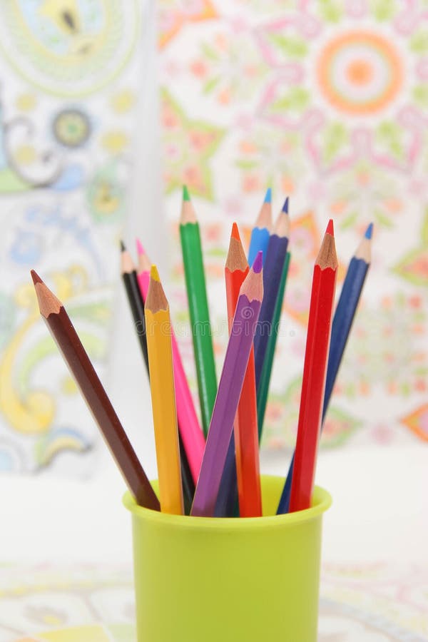 Kleurpotloden en tekening stock foto. Image of hobbys - 66930224