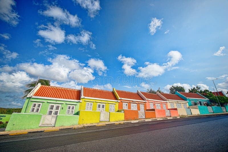 Kleurrijke Hellende Huizen, Willemstad, Curacao Redactionele Afbeelding ...