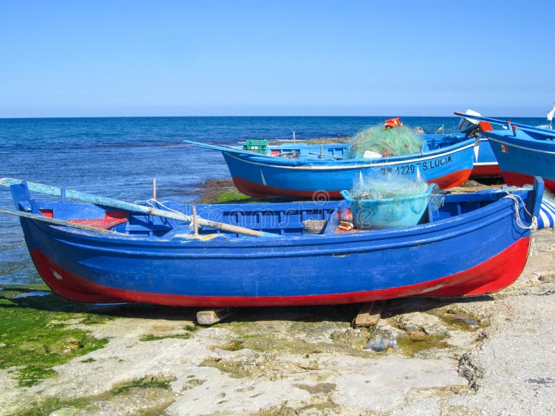 Kleurrijke Houten Boten Op Het Strand Redactionele Afbeelding ...