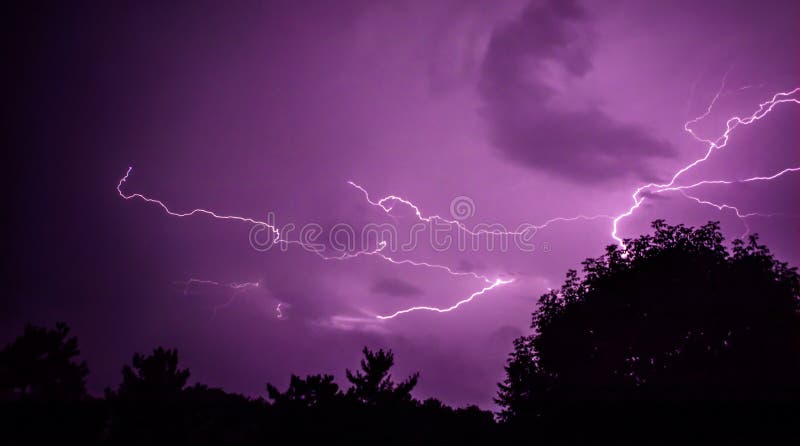 Purpere Bliksem stock foto. Afbeelding bestaande uit hemel - 5691304