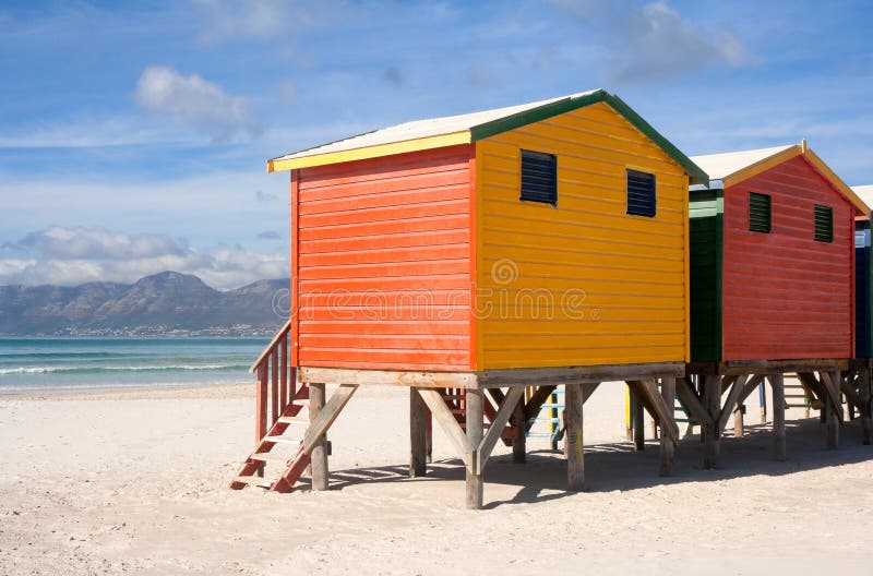 Kleurrijke strandcabines stock afbeelding. Image of cabine - 20744925