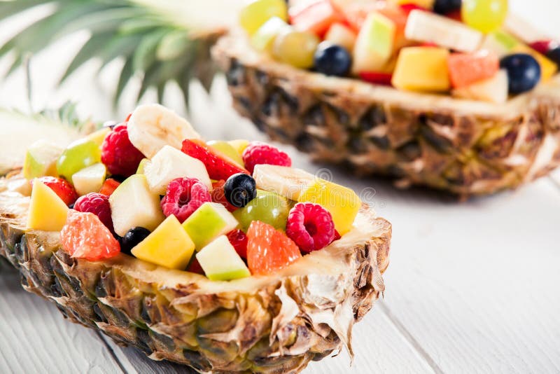 Verse Ananas Met Ijs En Buisjes Stock Afbeelding - Image of vrucht ...